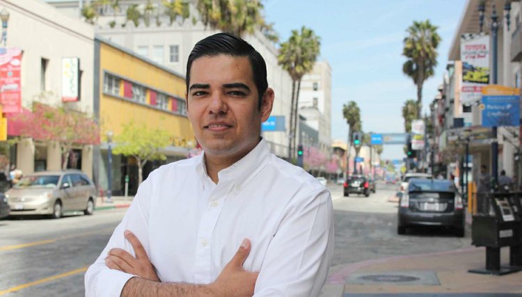 Robert García, es el primer peruano y gay en ser elegido alcalde de ... Robert García, es el primer peruano y gay en ser elegido alcalde de ...